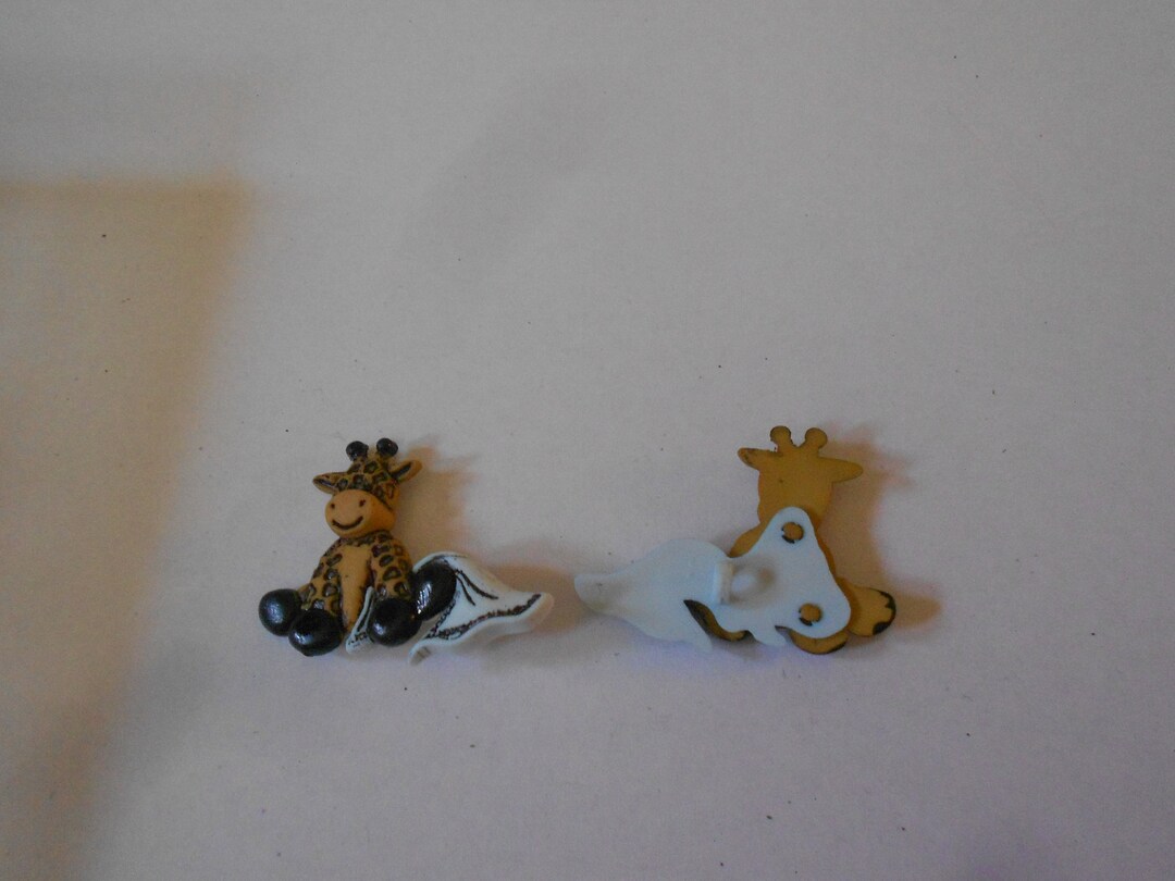 Novelty Button - BABY GIRAFFE W/BLANKET 1 1/2" - Etsy
