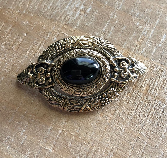 Victorian Reproduction Oval with Black Cabochon Focal - Gem