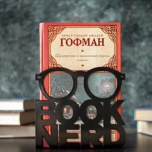 A Metal Bookend Nerd // Telling Shelf Decor for Reading Home // Back-to ...