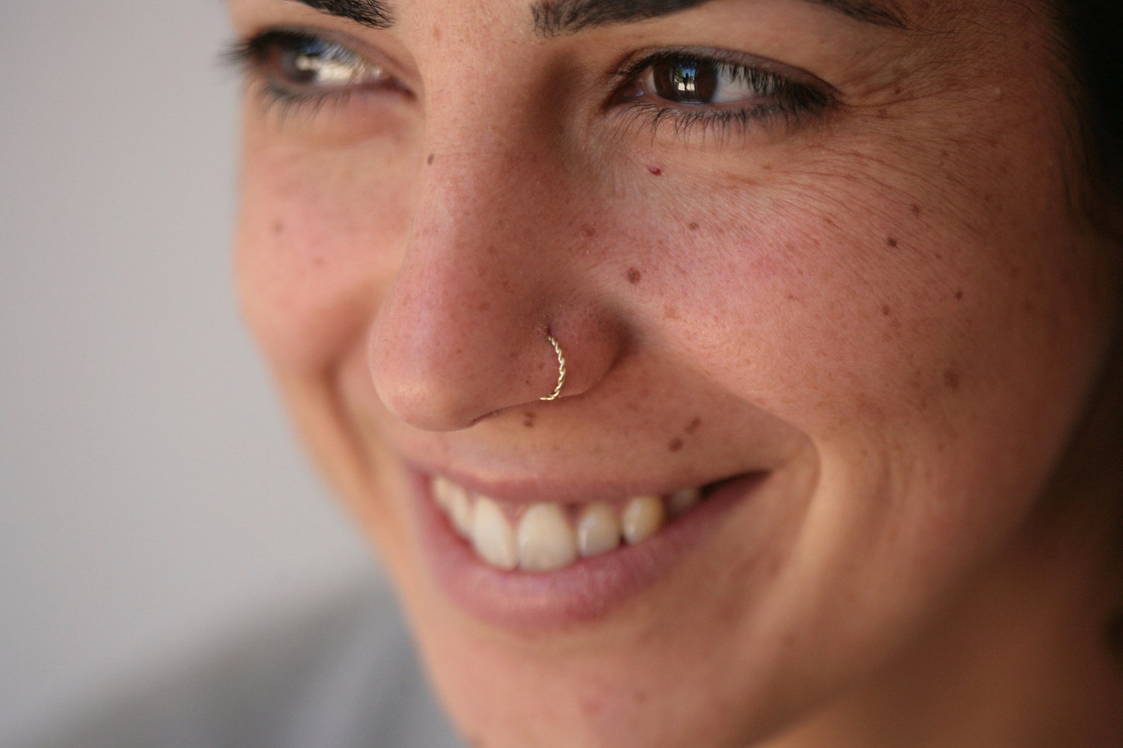 Neusring, neusring, gouden neusring, unieke neusring, delicate neusring ...