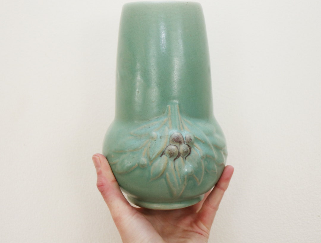 Vintage Green Matte Early Mccoy Pottery Vase With Leaves - Etsy