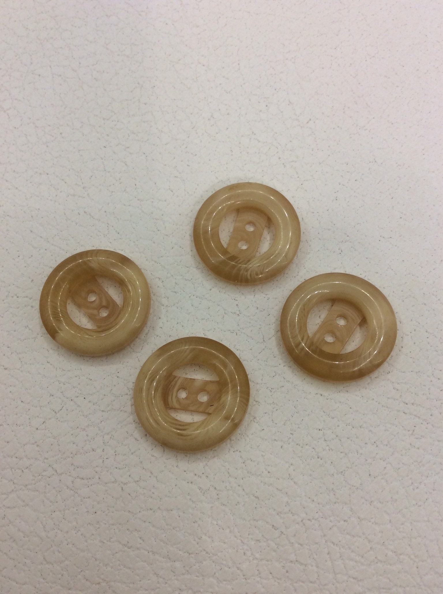 Cuatro pequeños botones de plástico beige de mármol vintage - Etsy España