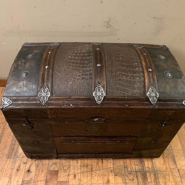Antique Trunk - Etsy