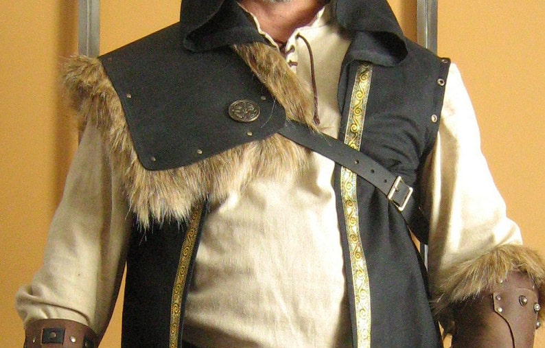 Medieval Assassin Style Single Leather Shoulder Armor With Fur - Etsy