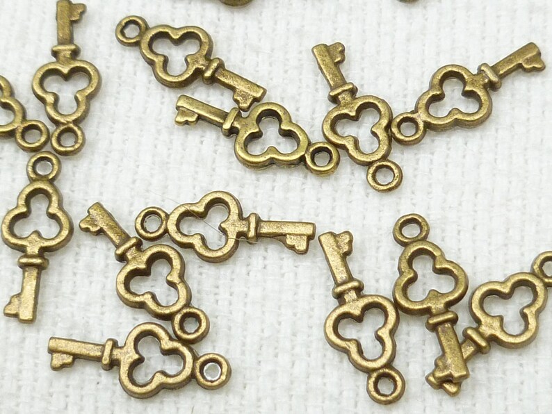Miniature Clover Leaf Skeleton Key Charm Antique Bronze 8 - Etsy