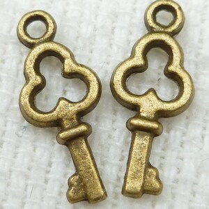 Miniature Clover Leaf Skeleton Key Charm, Antique Bronze 8 A46 - Etsy