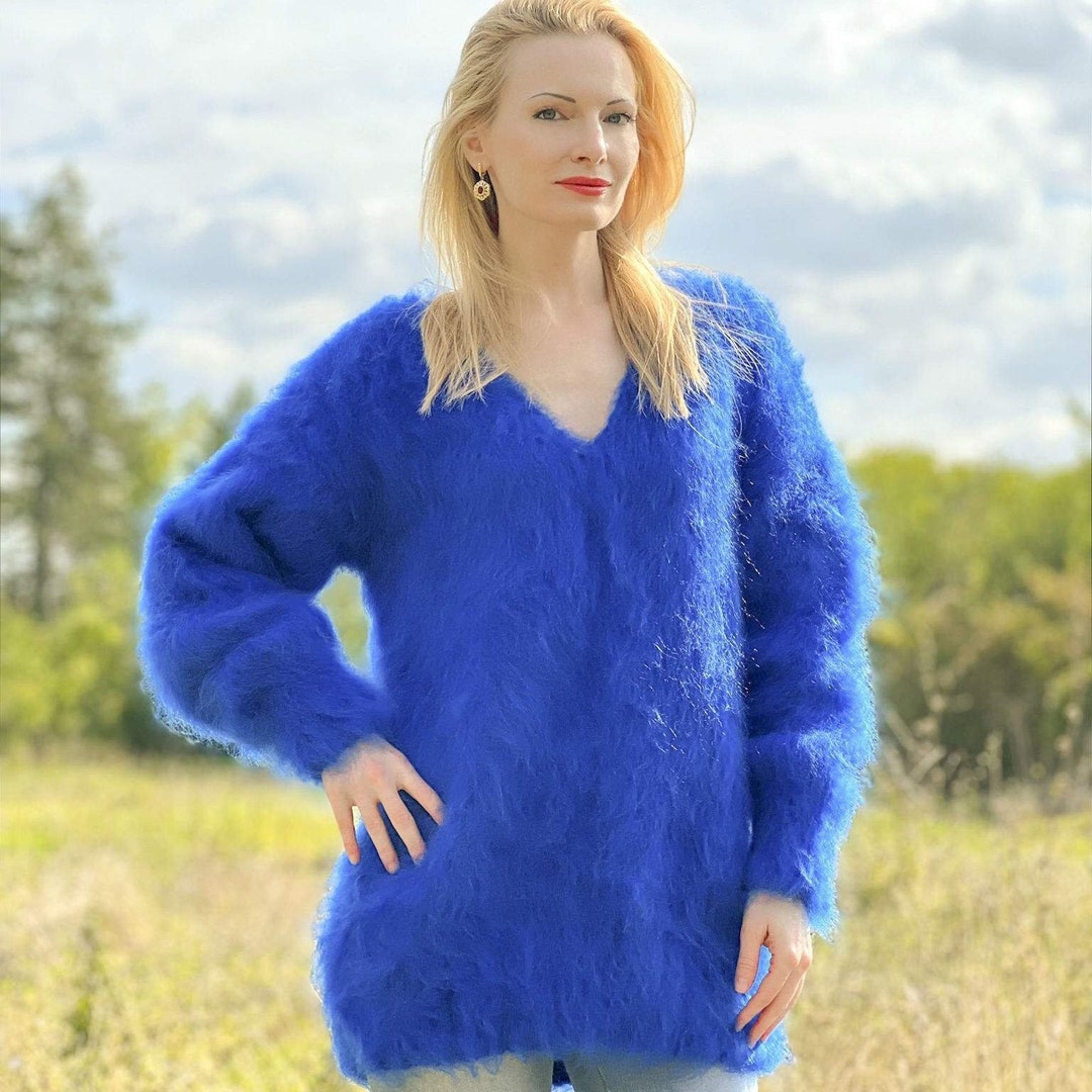 Suéter azul de mohair com gola V grossa e textura felpuda - Pronto para ...