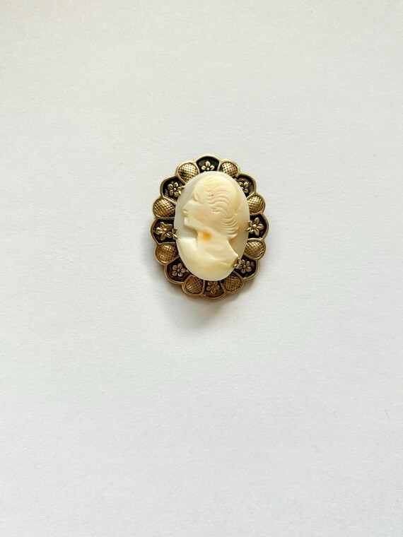 Antique Cameo Shell Pin Brooch - Gem