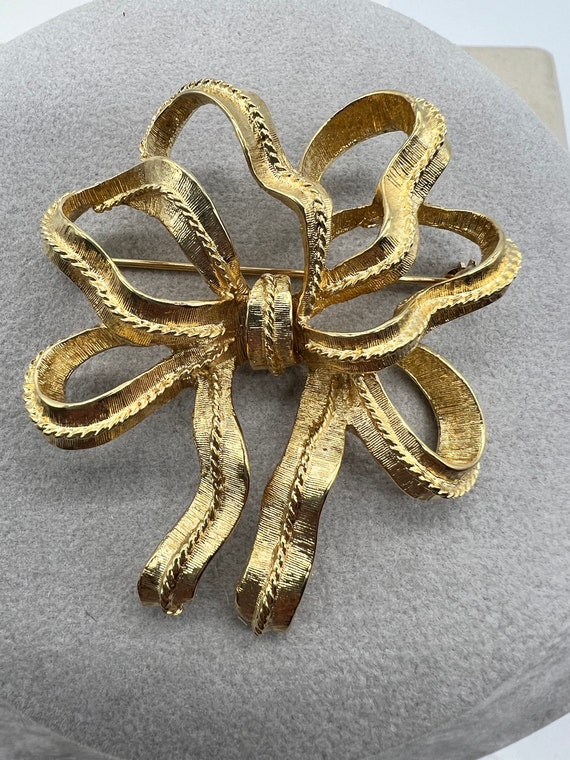 Vintage signed Monet Textured Gold Ribbon Bow Brooch - Gem