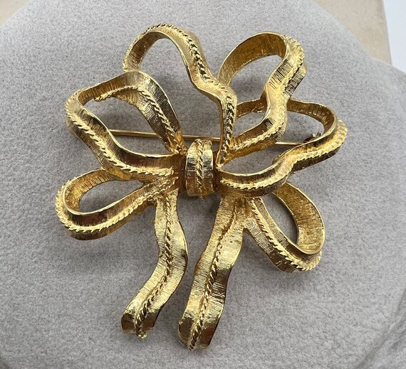 Vintage signed Monet Textured Gold Ribbon Bow Brooch - Gem