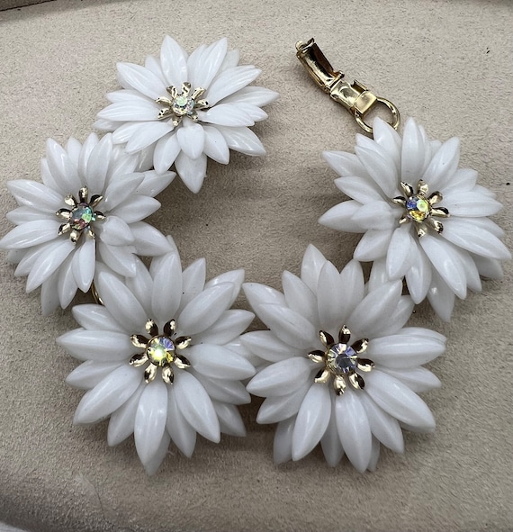 Vintage white floral plastic - Gem