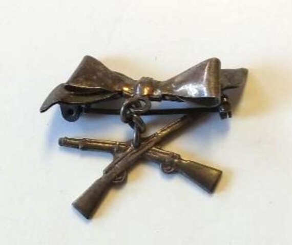 Antique sterling silver bow and crossed rifle pin, Mi… - Gem