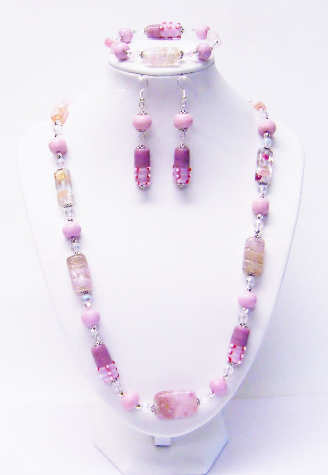 Rettangolo rosa con fiore e collana di perle di vetro rosa assortito ...