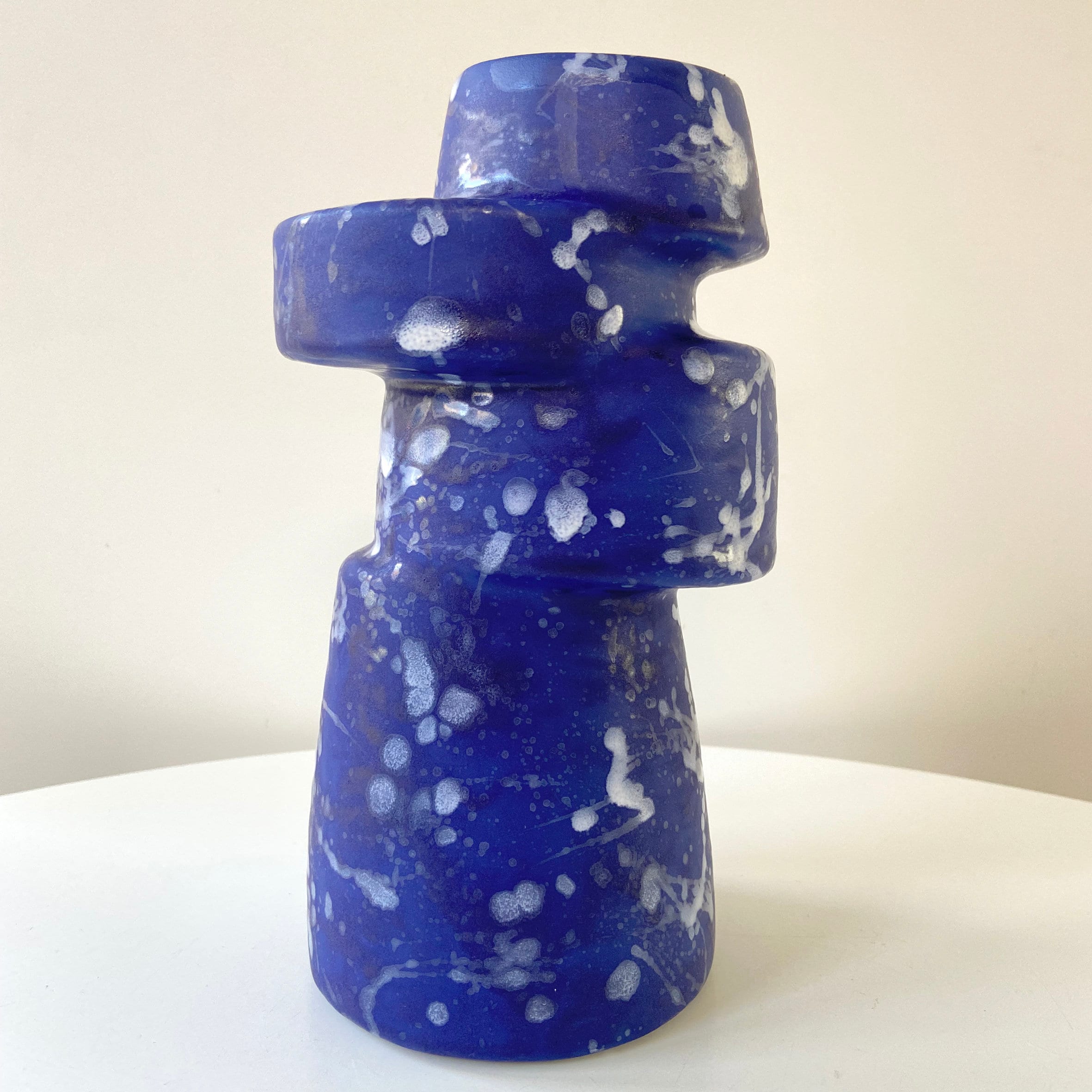 Jarrón simétrico de esmalte azul cobalto mate con salpicaduras blancas ...