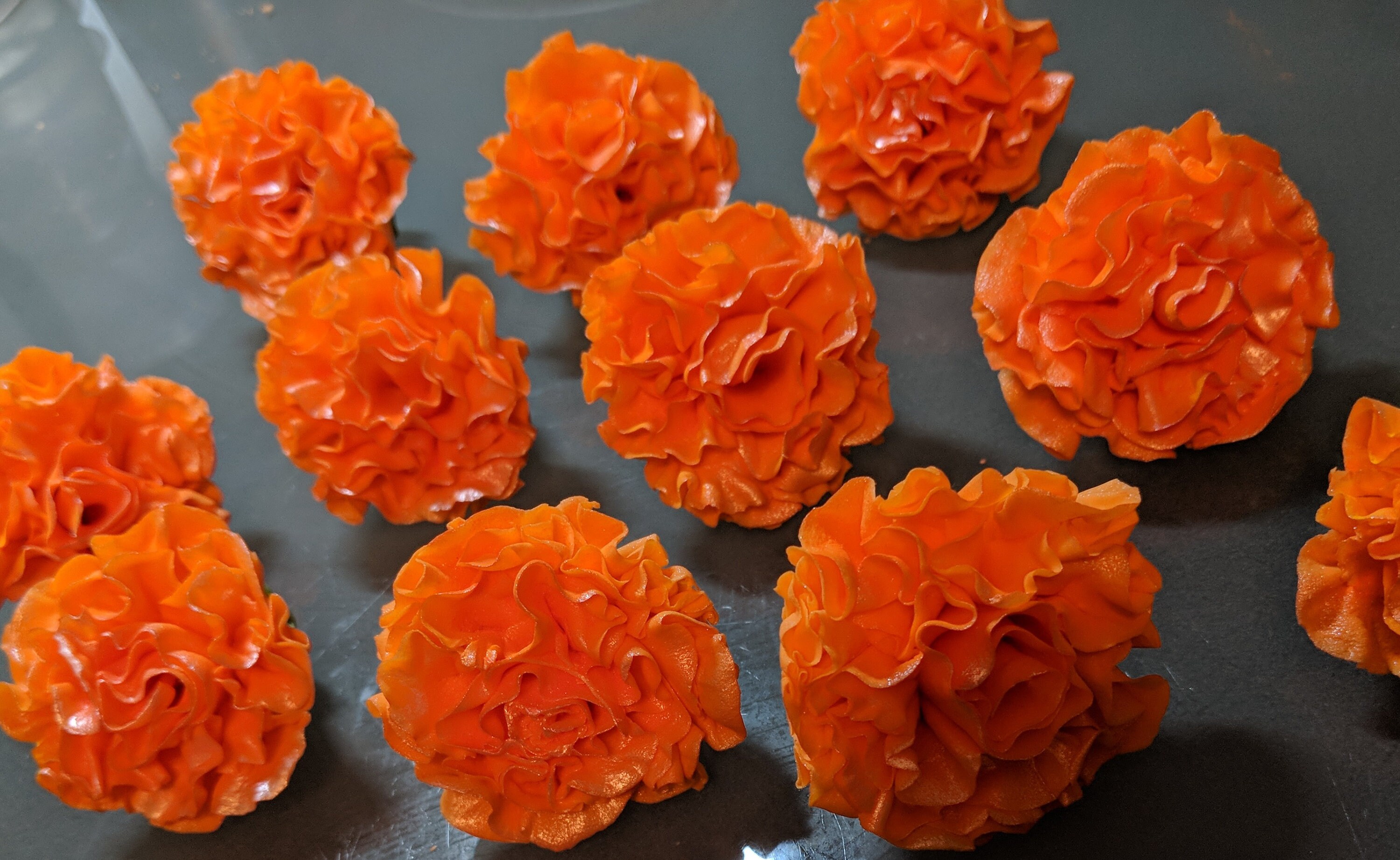 24 Edible marigolds / gum paste / fondant flowers / sugar | Etsy