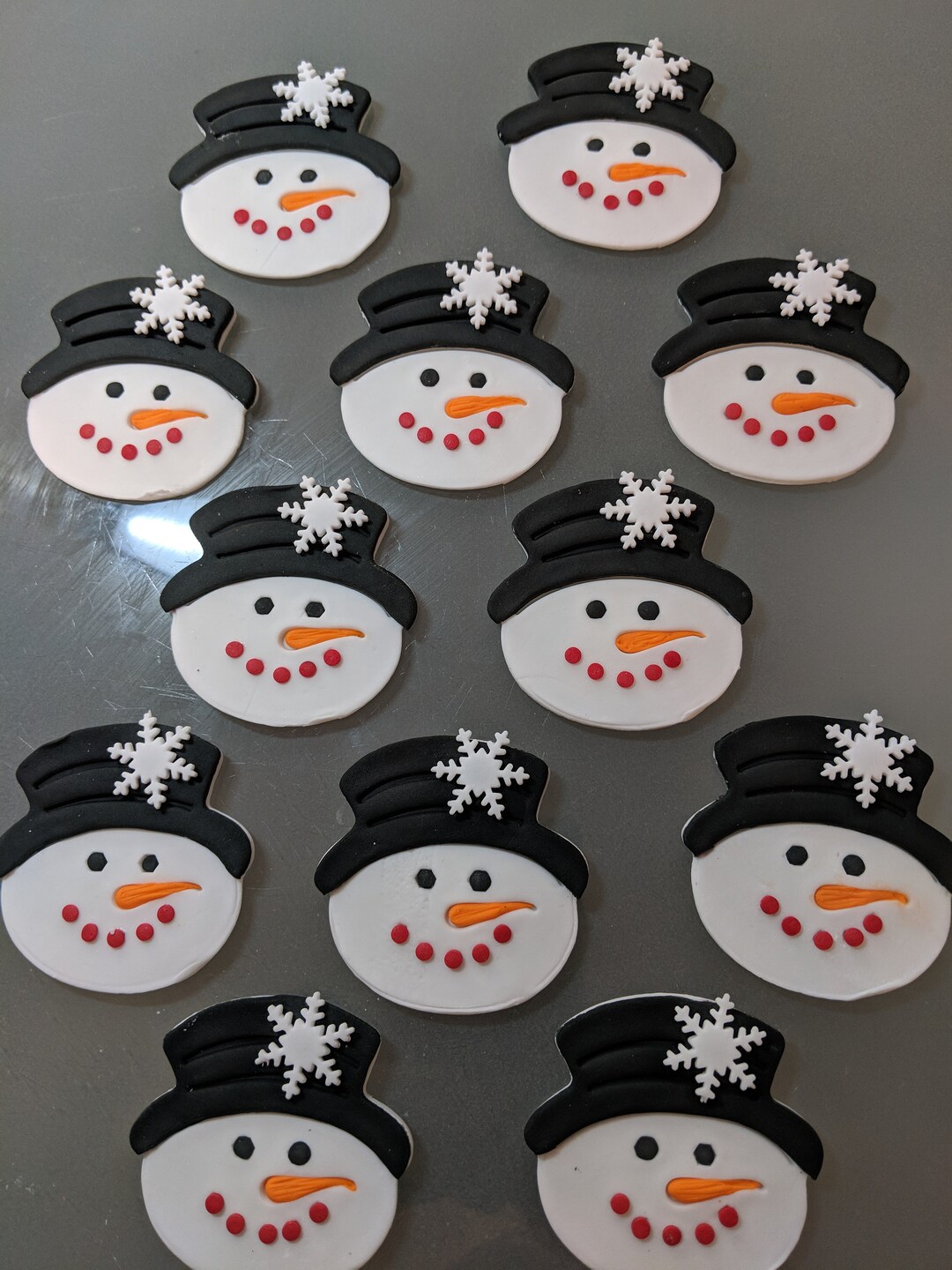 12 Edible Snowman Cupcake Toppers / Christmas/ Gum Paste / Gumpaste ...