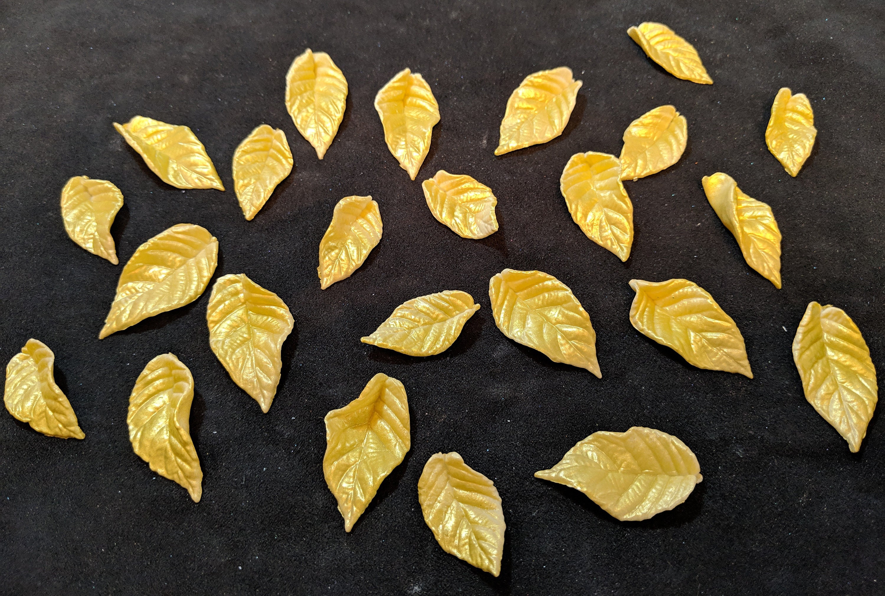 36 Dainty gum paste leaves / Edible cake decorations | Etsy
