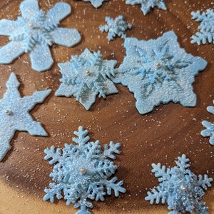12 Edible Blue VARIETY SPARKLY SNOWFLAKES Sugar, Gum Paste Various ...