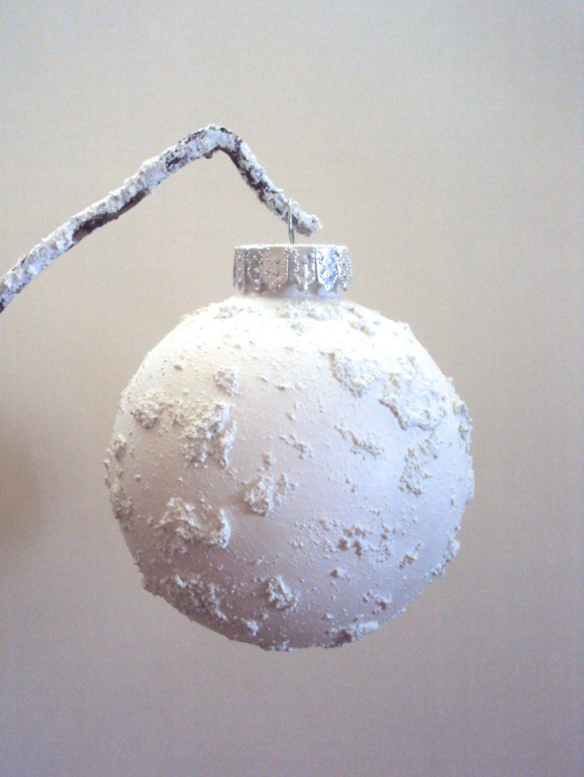 Snow Ball Ornament - Frosty Christmas Bauble - Nonbreakable White Snowy ...