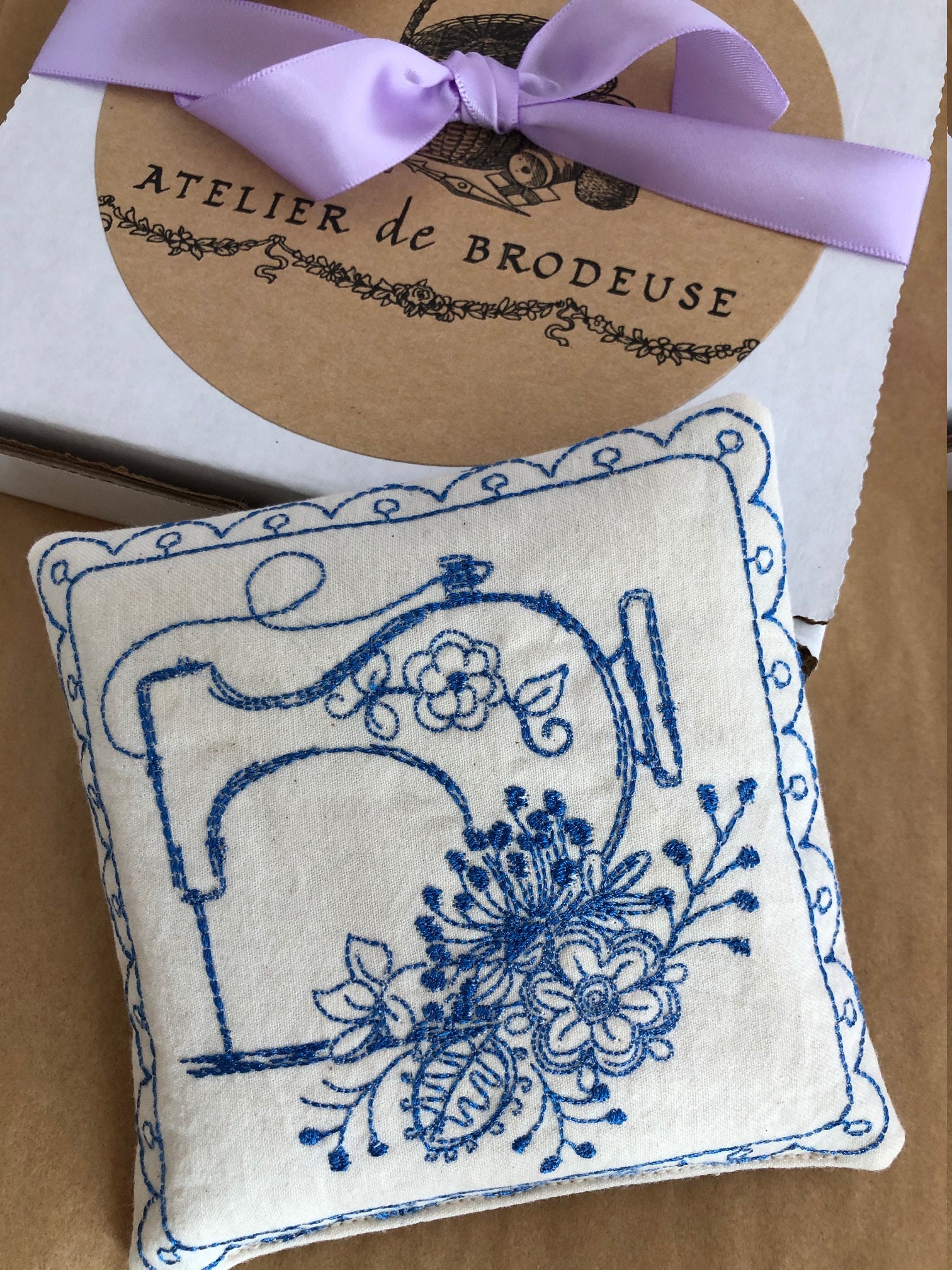 Embroidered Sewing Machine Pin Cushion: Reversible Vintage Scissors ...