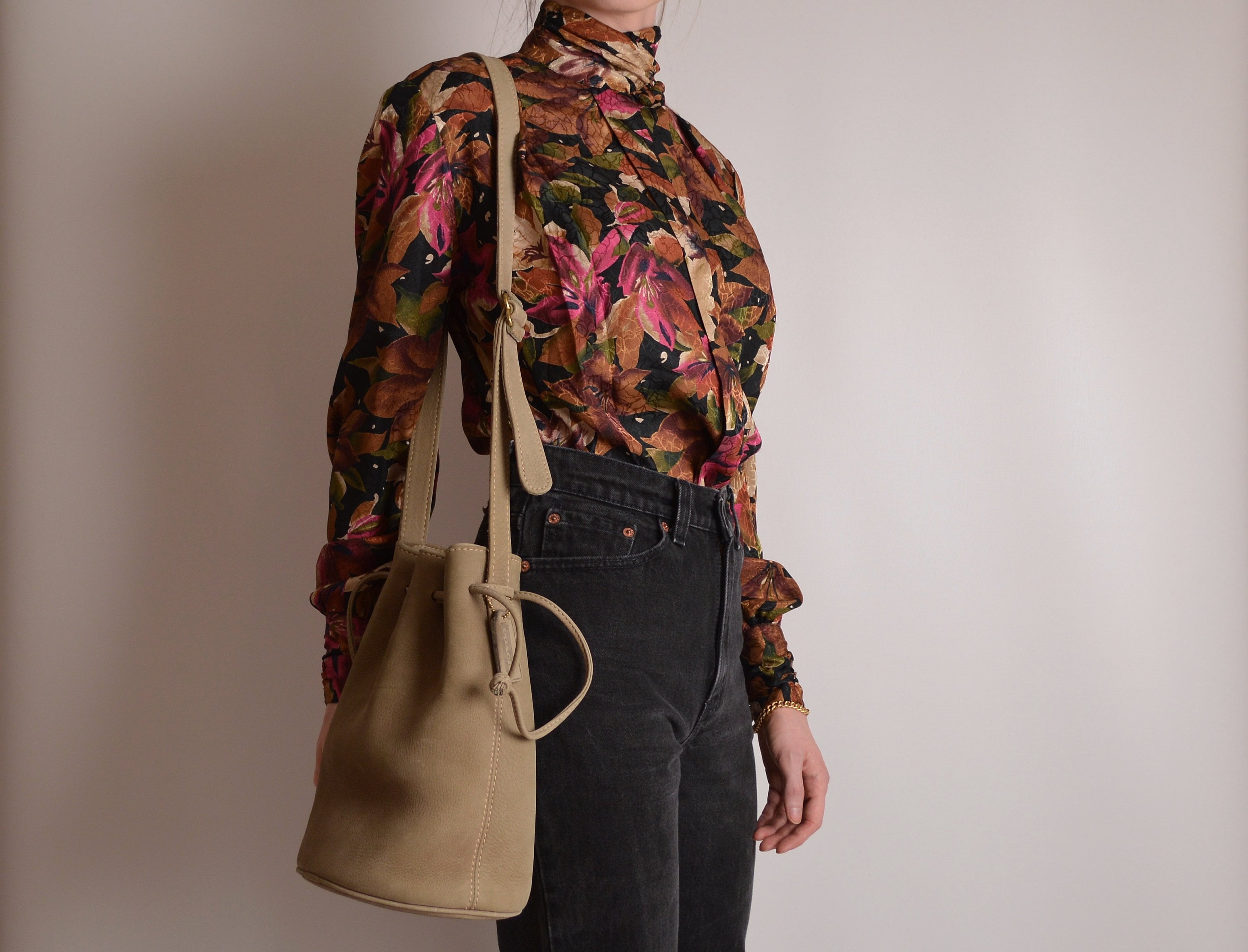 Vintage COACH Bucket Bag / taupe suede