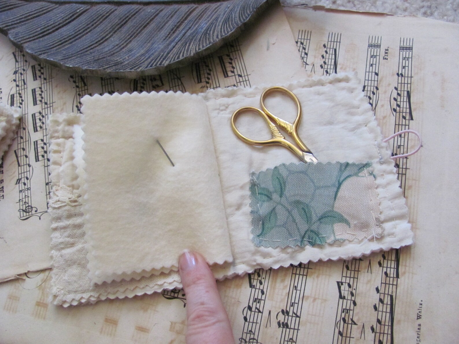 Handmade Needle Case Book Holder for Sewing Embroidery Pins Scissors ...