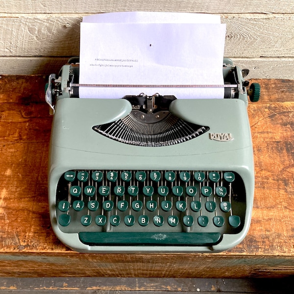 Royal Portable Typewriter 1960s - Etsy