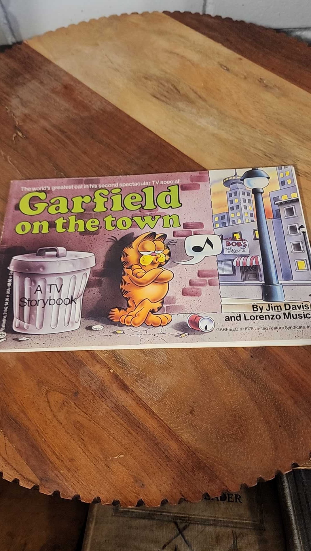 Garfield on the Town Soft Cover Book by Jim Davis 1983 - Etsy