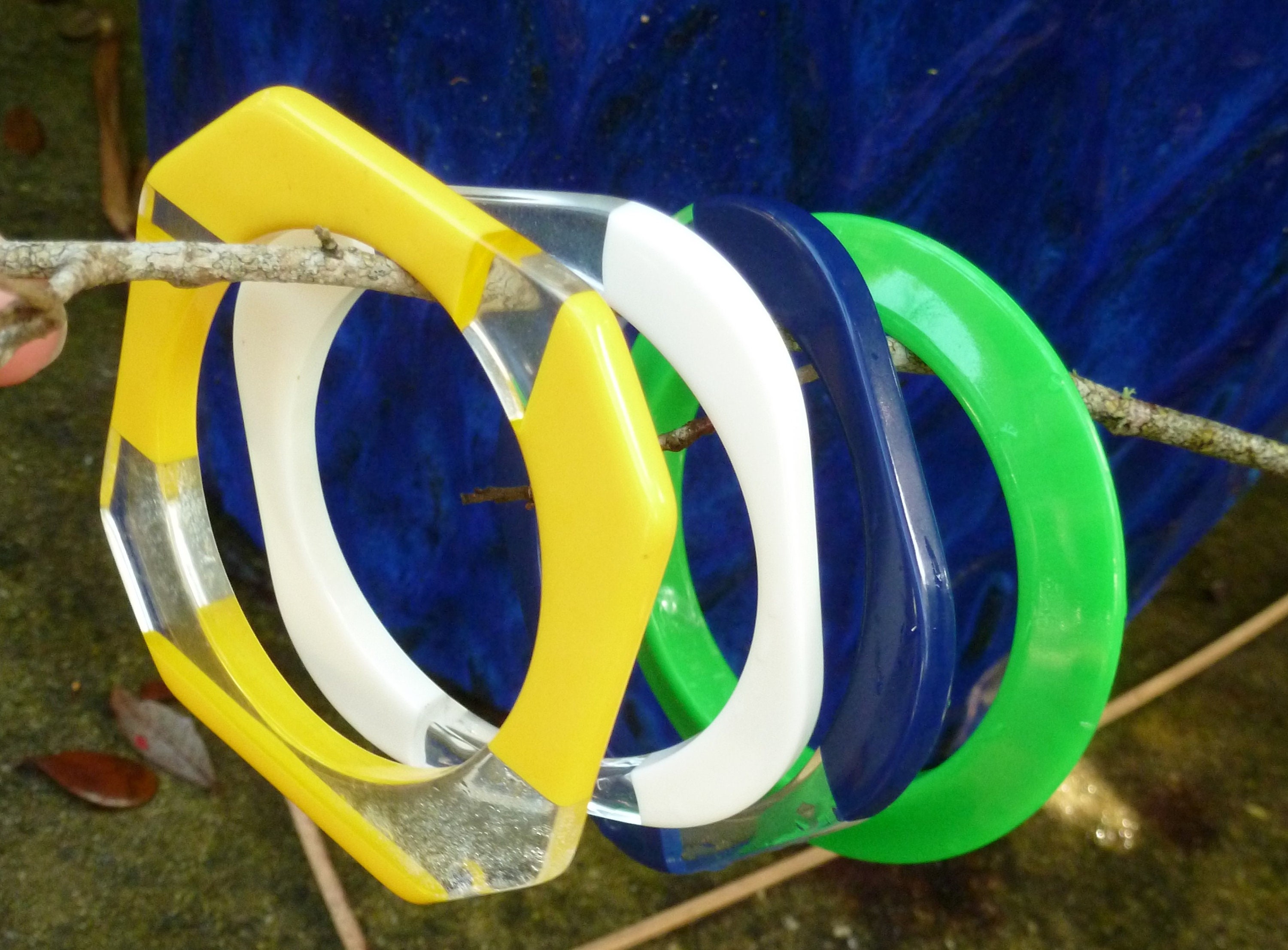 Vintage Mod Bracelet Set of 4 Lucite Bangles