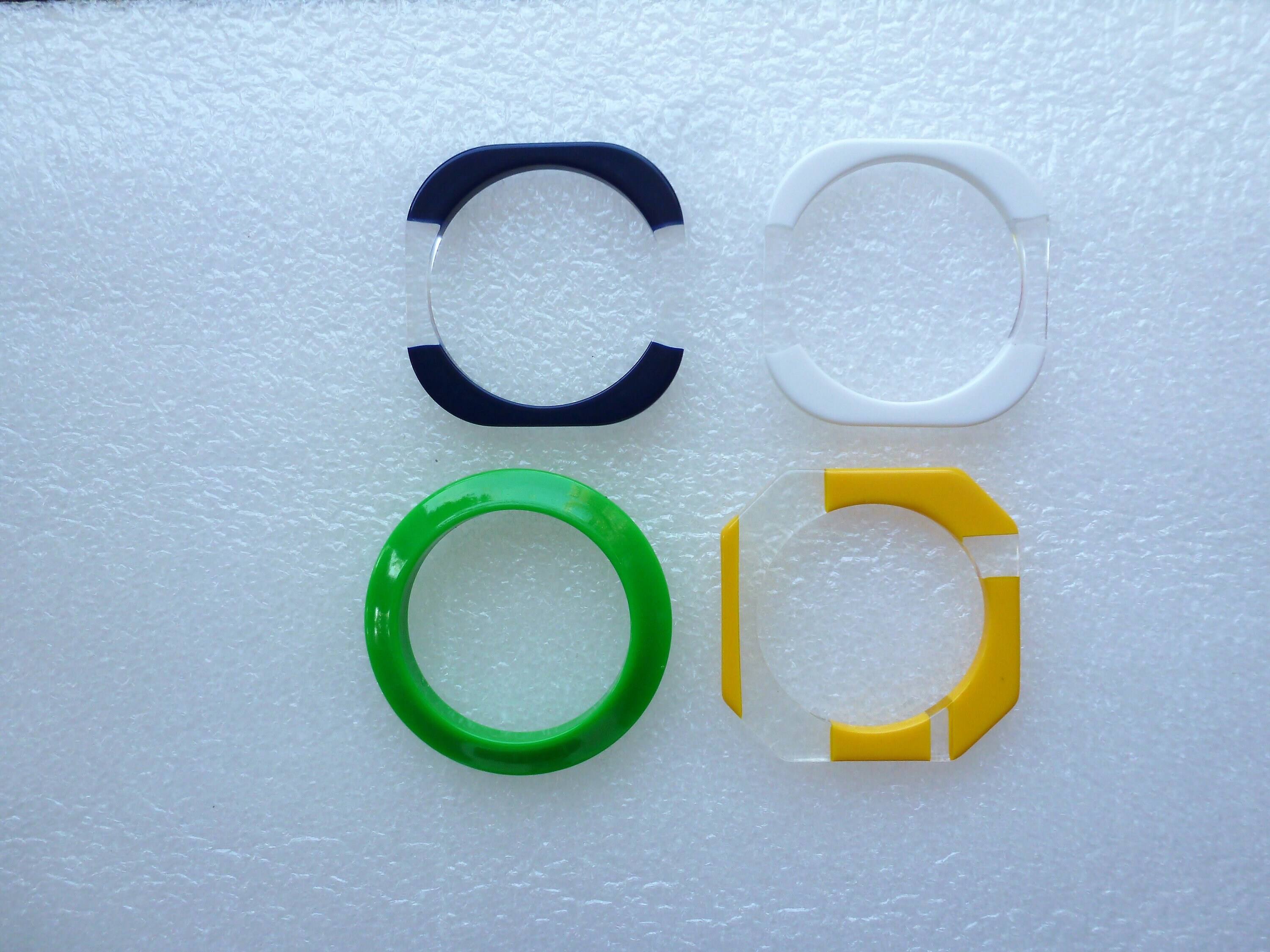 Vintage Mod Bracelet Set of 4 Lucite Bangles