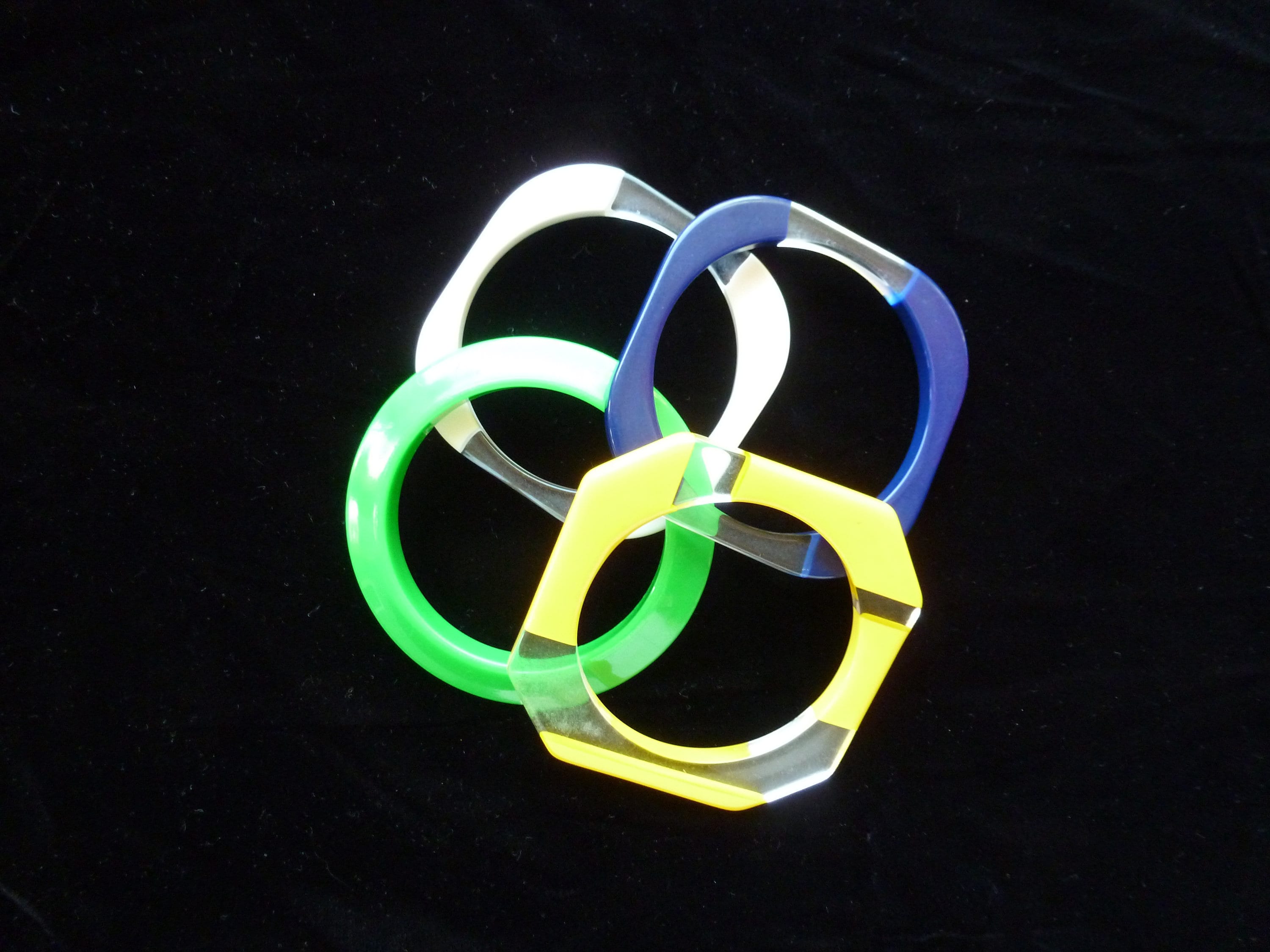 Vintage Mod Bracelet Set of 4 Lucite Bangles