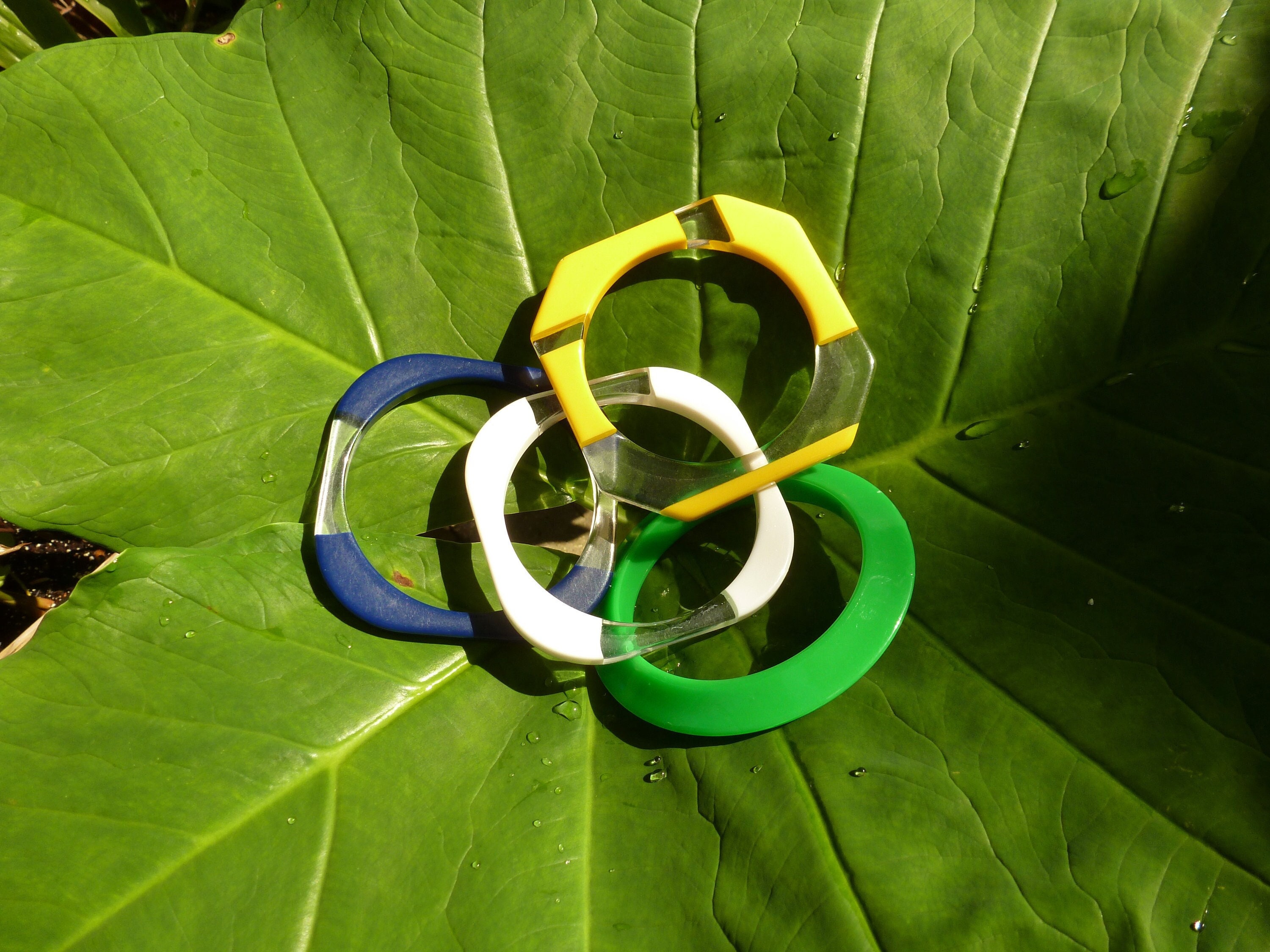 Vintage Mod Bracelet Set of 4 Lucite Bangles