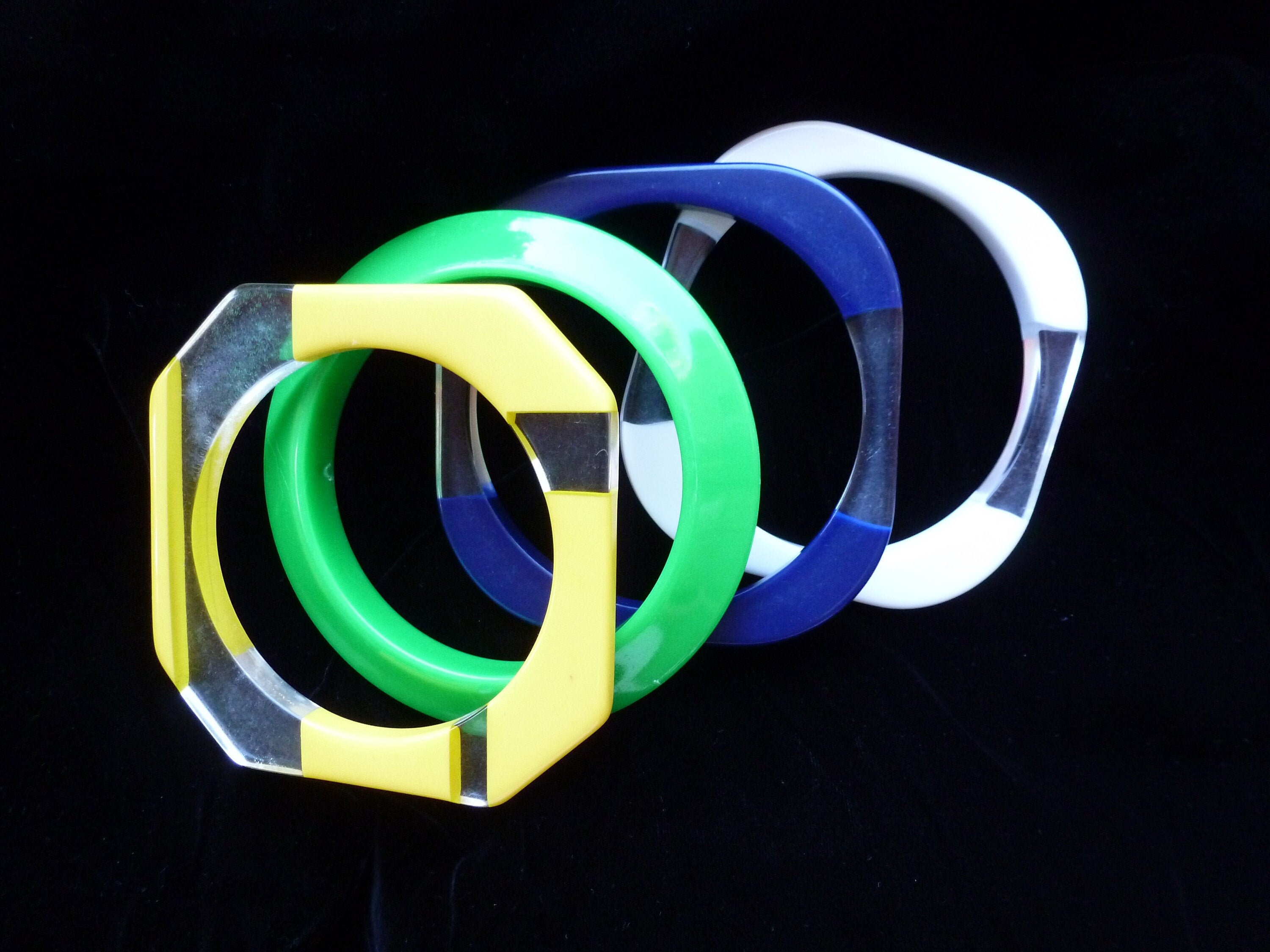 Vintage Mod Bracelet Set of 4 Lucite Bangles