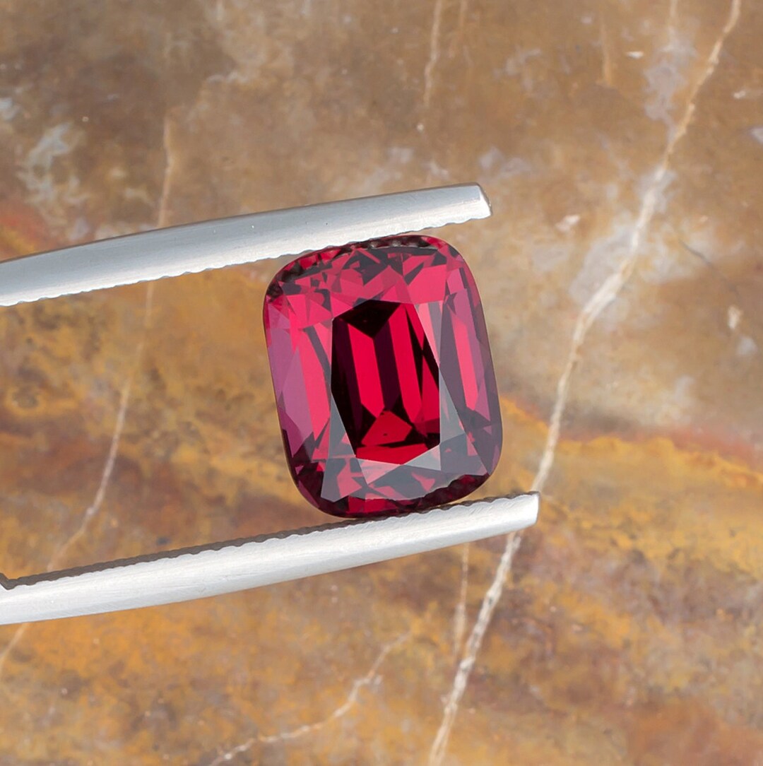 5.90ct Rhodolith Granat Edelstein, 10.50x8.41x6.89mm tief purpurrote ...