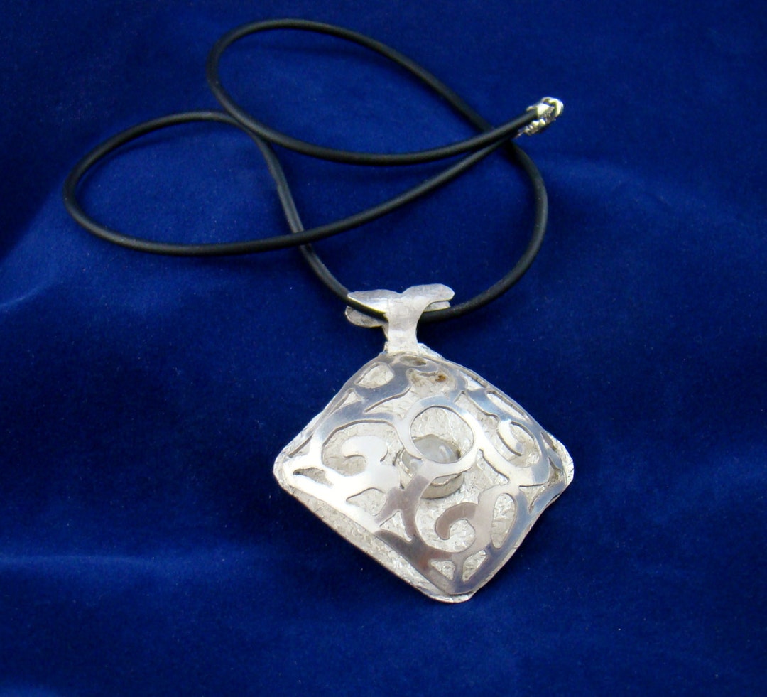 Sterling Silver Celtic Pattern Pierce Work Pendant With Inset Moonstone ...