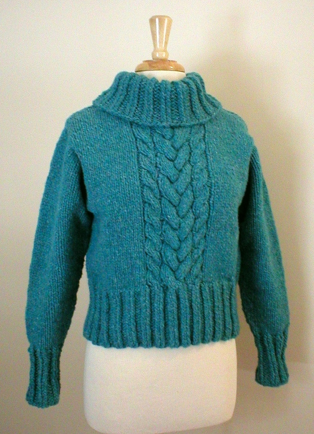 Modèle de tricot - Pull torsadé court avec col roulé amovible, modèle ...