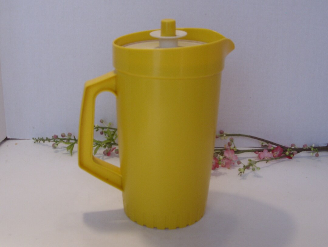 Tupperware Yellow 1 1/2 Quart Plastic Pitcher With Lid Made in the USA ...