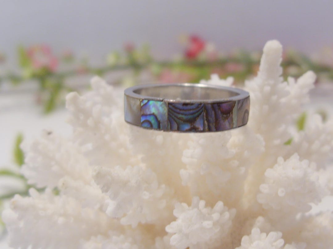 Abalone Shell Band Ring Size 8 3/4 Vintage Shell Ring Has Iridescent ...