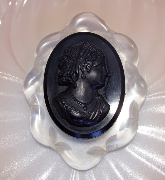 Vintage Lucite carved necklace - Gem