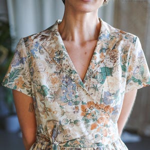 Flattering Warp Dress With Revere Collar in Peony Parchment Print ...