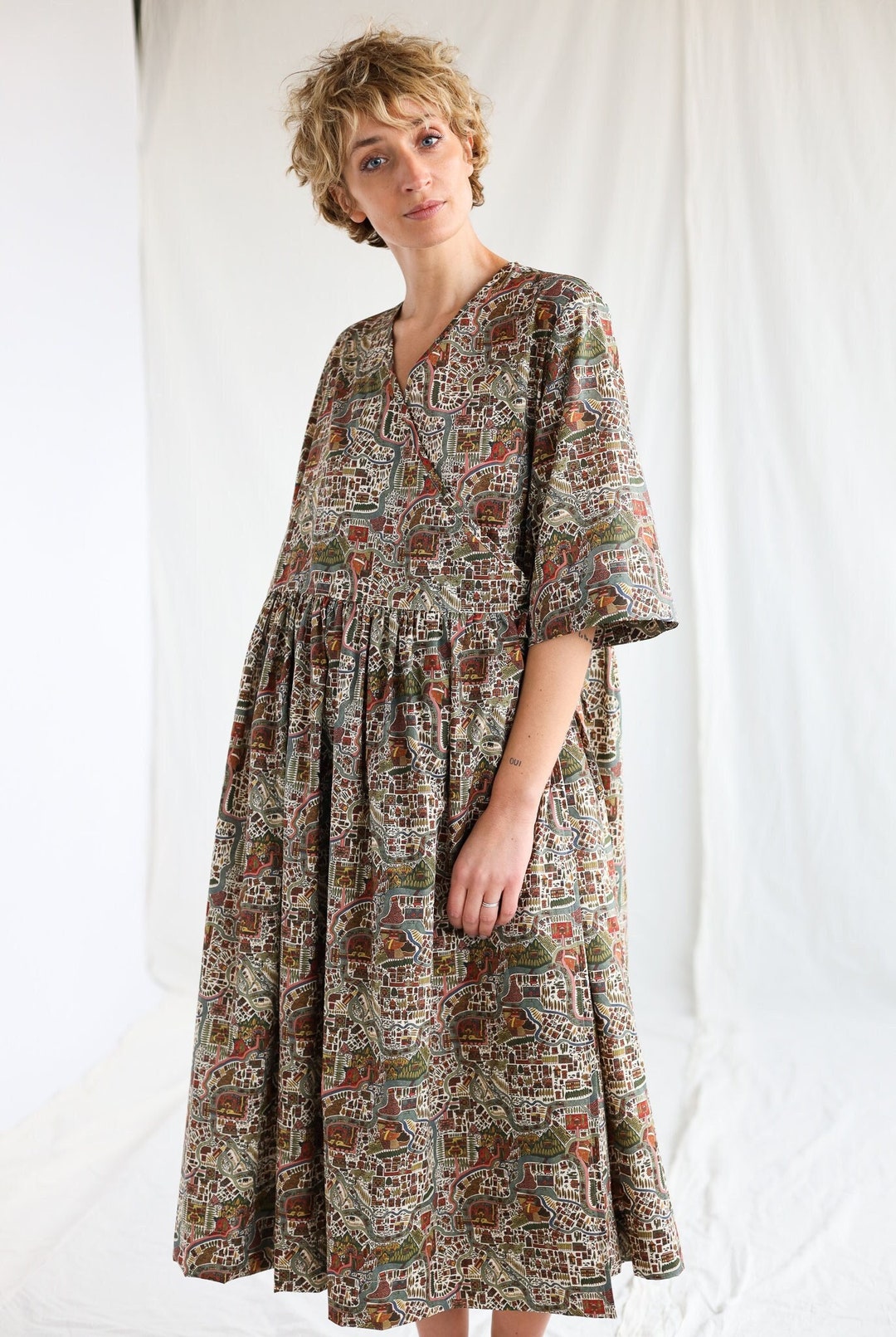 Landscape print wrap dress PATTERN MAP / OFFON Clothing - Etsy Portugal