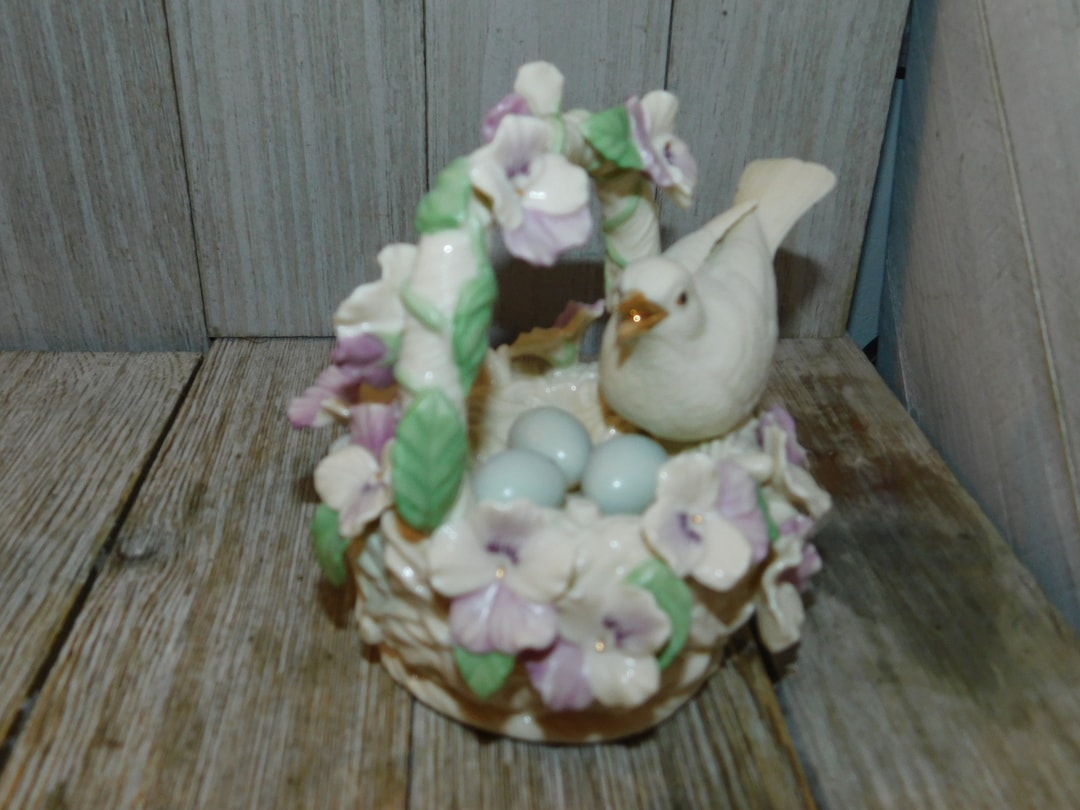 MUSIC Box Lovely Porcelain Bird in a Basket W Eggs, Delicate Bird Music ...