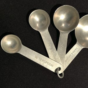 Vintage Aluminum Measuring Spoons Set - 1950s - From ...