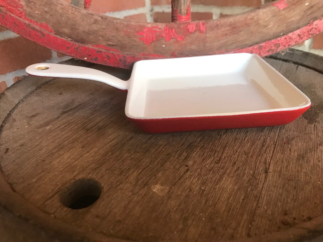 Vintage Prizer-ware Red & White Enamel Square Egg Skillet - 1960s ...