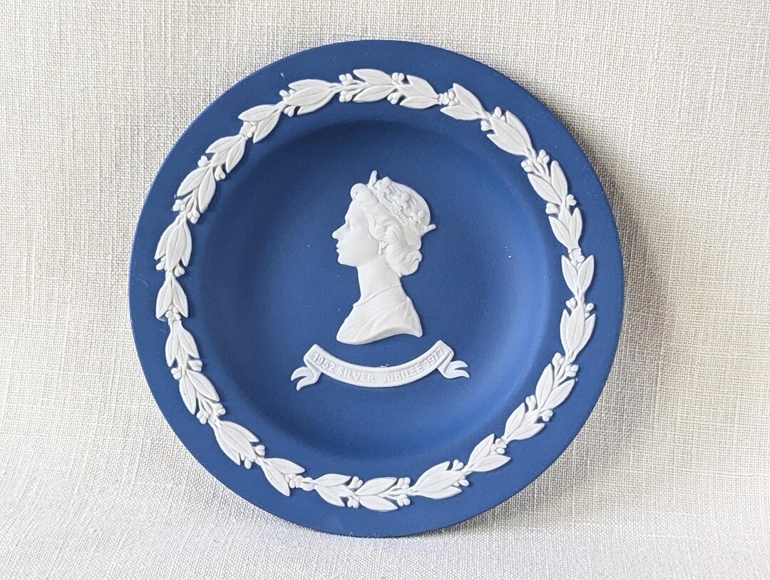 Vintage Wedgwood Royal Ocean Blue Jasperware Queen Elizabeth Silver Jubilee Dish Jewelry Pin ...