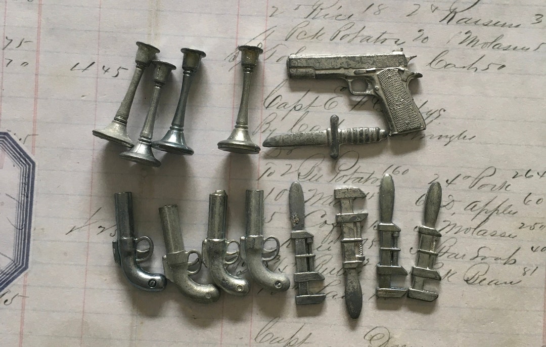 Clue Tokens / 14 Clue Game Tokens Pistols, Candlesticks, Knife ...