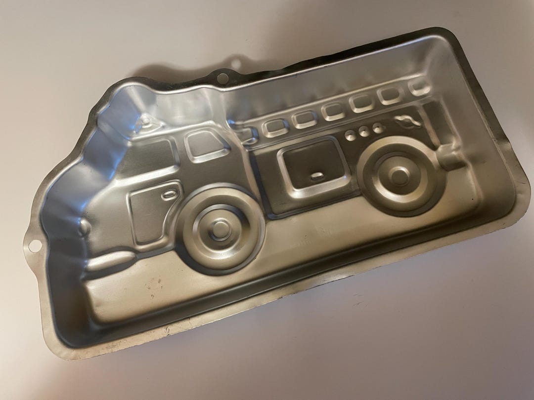 7 X 15-inch Fire Truck Cake Pan Vintage, Pre-owned - Etsy
