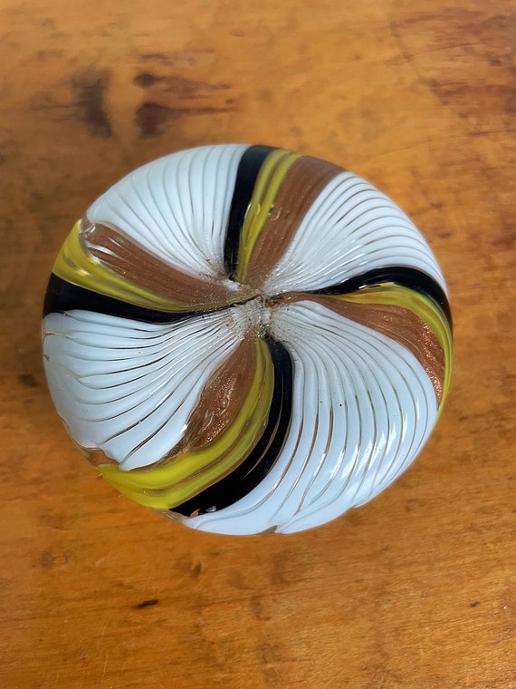 Paperweights Vintage Med Paperweight Clear with Spiralling Yellow White ...