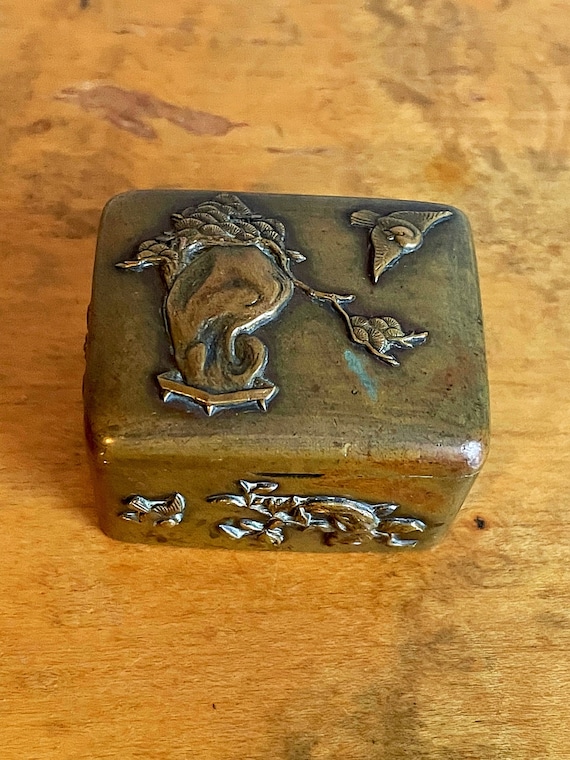 Antique brass snuff box - Gem