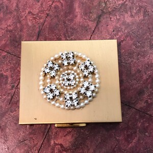 1950s Vintage JEWELED COMPACT Powder Compact Faux Pearls & Rhinestone ...